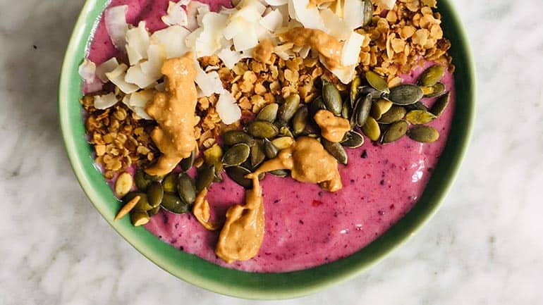 Smoothie bowl rood fruit met pindakaas - Simpele-recepten.nl