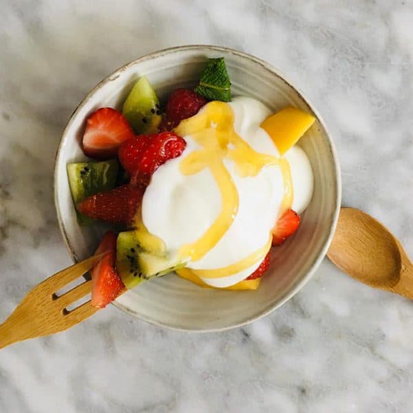 Fruitsalade maken: simpel met vers fruit, munt en limoen