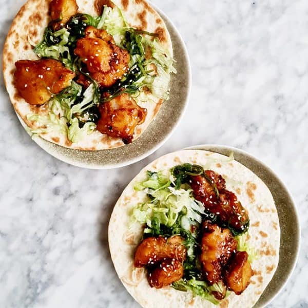 Tortilla wrap met kibbeling, zeewier en teriyakisaus