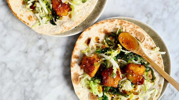 Tortilla wrap met kibbeling, zeewier en teriyakisaus