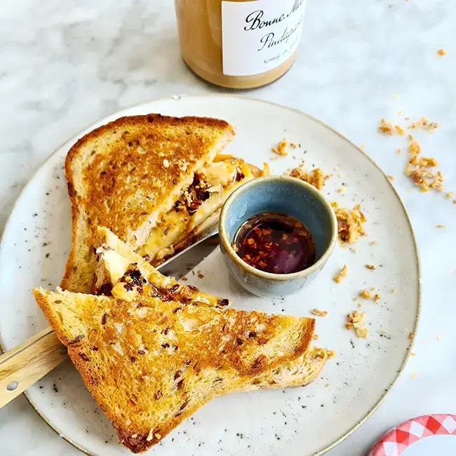 Pittige tosti met banaan, pindapasta en chili-olie