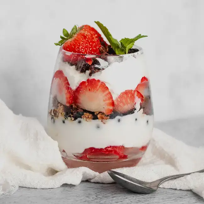 Yoghurt parfait met rood fruit: een makkelijk moederdagontbijt!